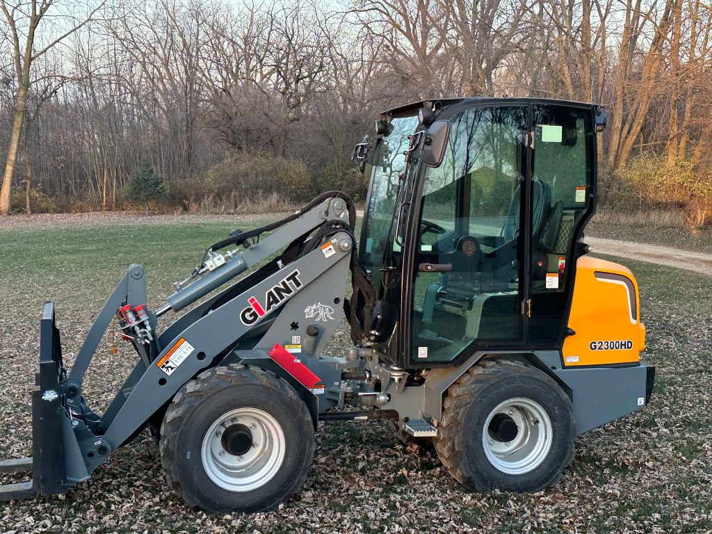 Giant / Compact Wheel Loaders / New & Demonstrator